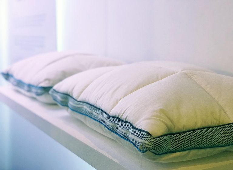 Simba Hybrid Firm Pillow Review - 🇼 Is It Worth It? (2025)